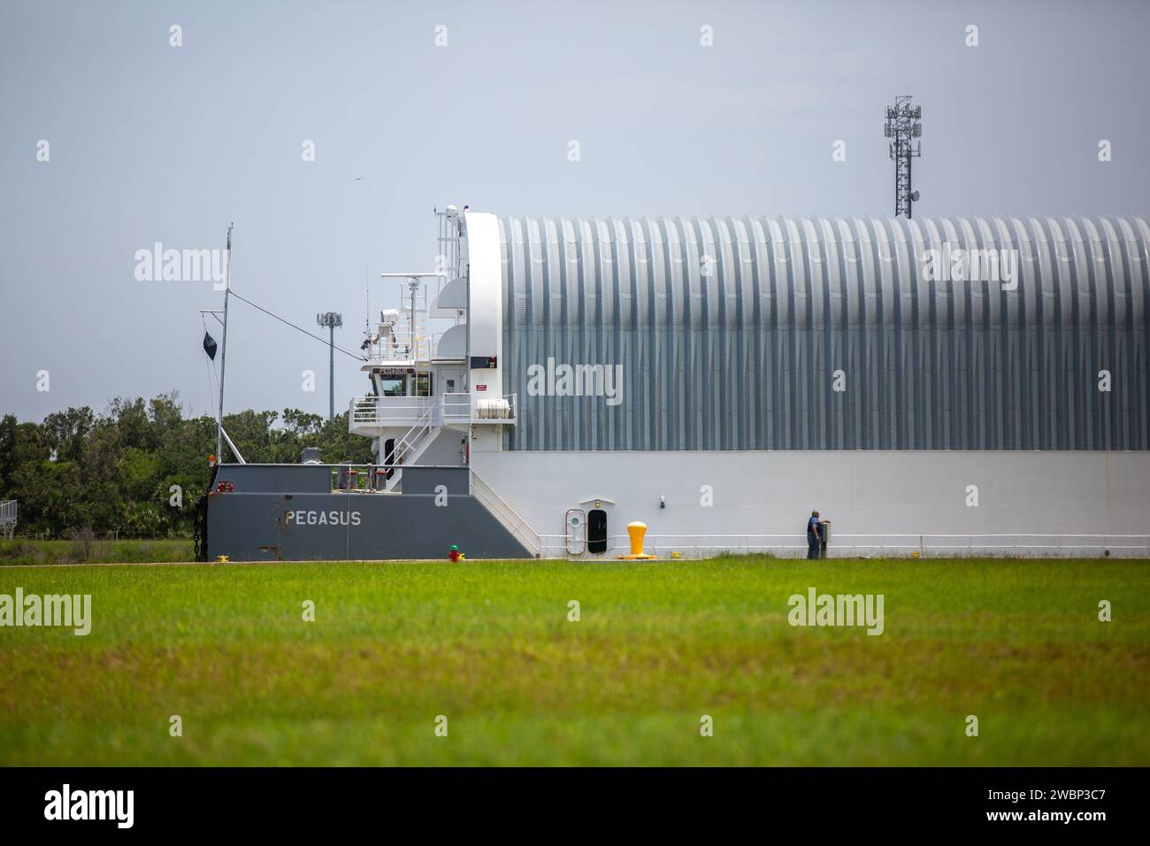 Die Pegasus-Barge der NASA mit dem Trägerbahnadapter (LVSA) für die ...