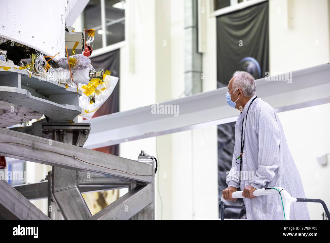 Vince Nichols, Lockheed Martin Floor Operations, inspiziert das Artemis ...