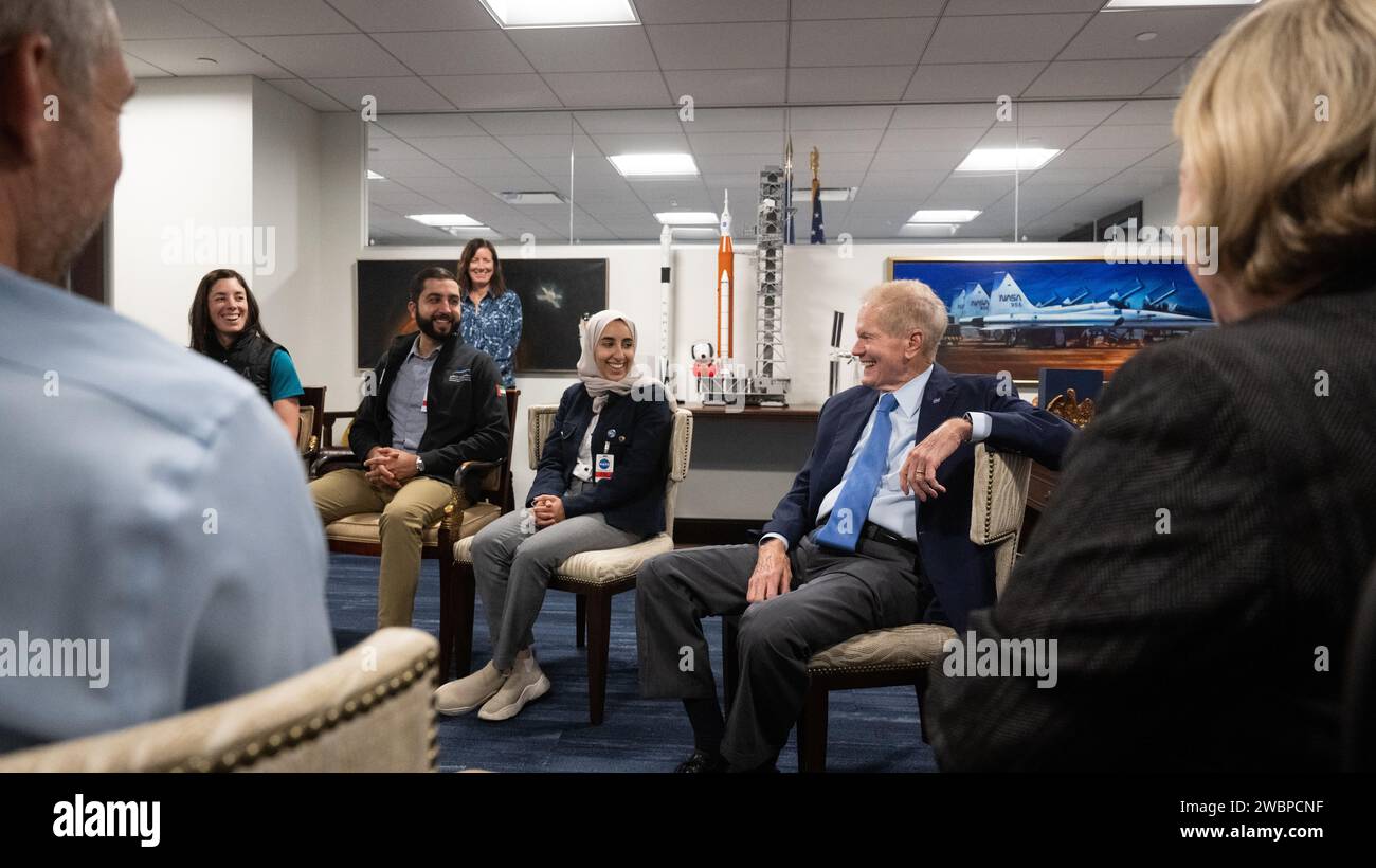 NASA-Astronautenkandidatin Christina Birch, links, und die VAE ...