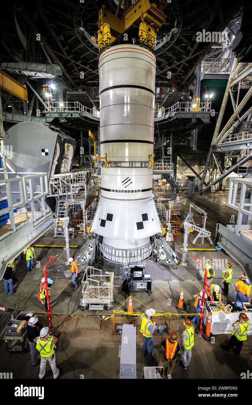 Während einer Trainingsübung senken Techniker mit den Exploration ...