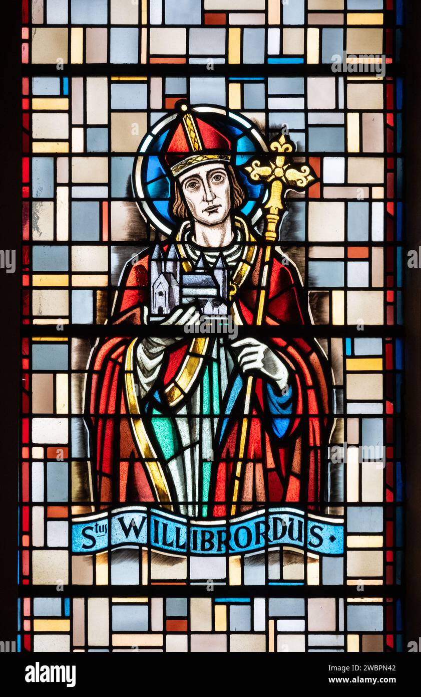Der heilige Willibrord, der Apostel der Friesen. Ein Buntglasfenster in ...