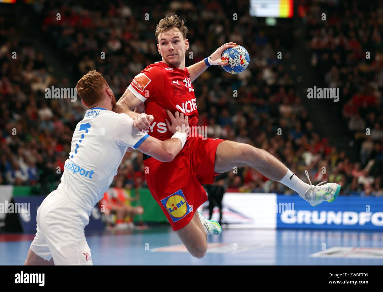 Mathias Gidsel aus Dänemark Tomas Piroch aus Tschechien MÜNCHEN - 13 ...