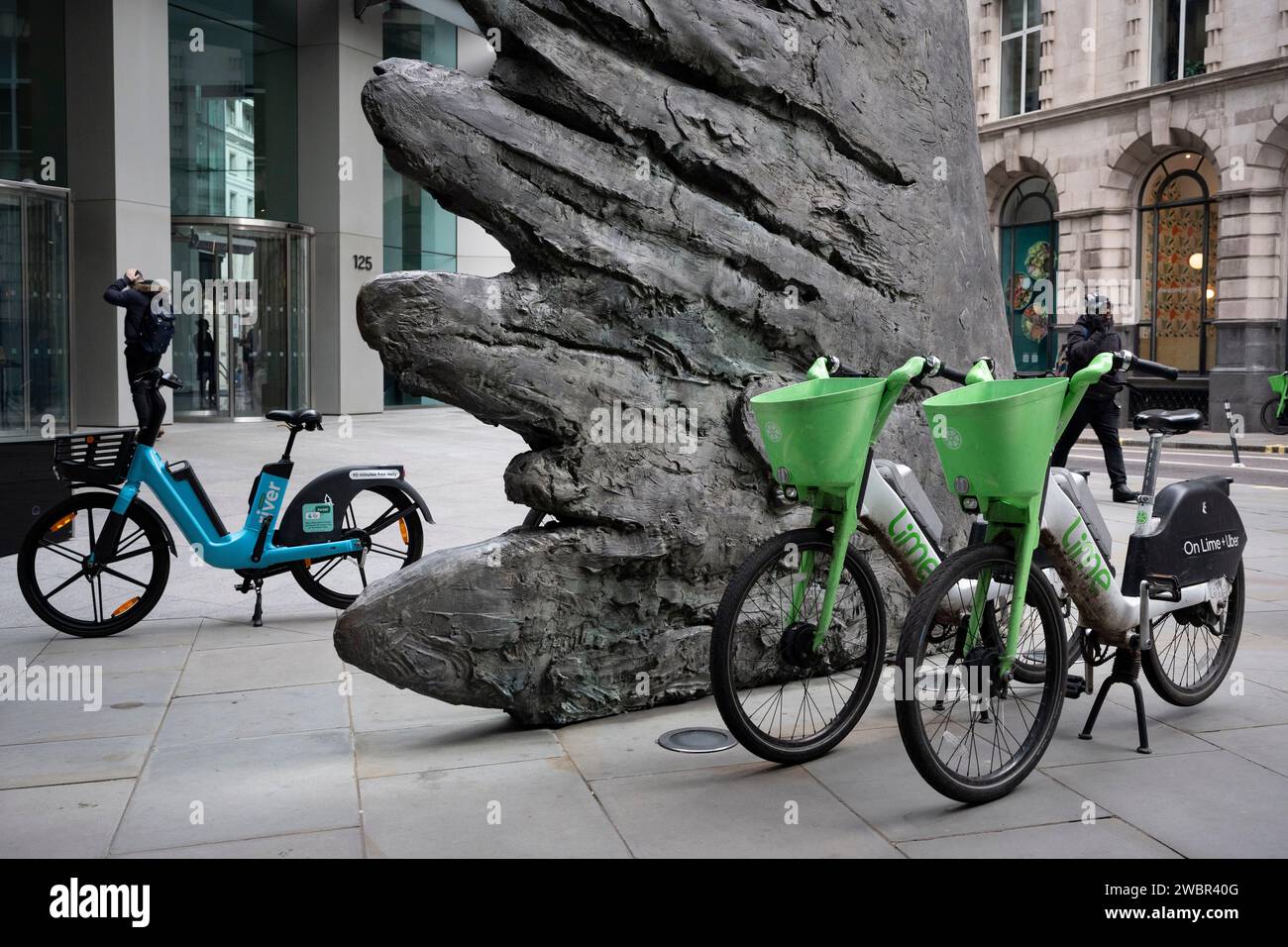 Limettenverleih-eBikes werden zusammen unter der Skulptur „City Wing ...