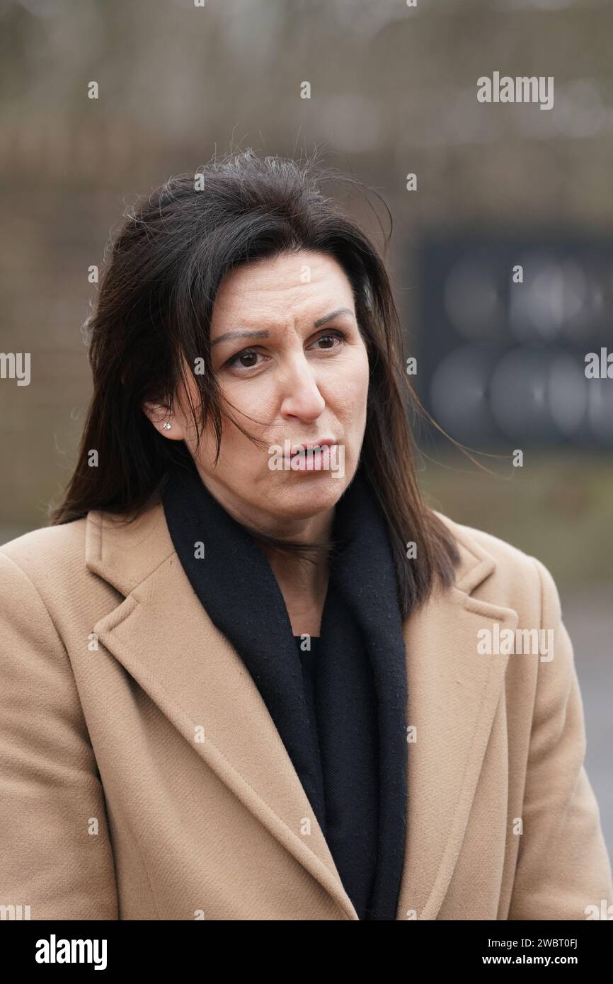 Kent Police Detective Chief Inspector Kathleen Way spricht mit den ...