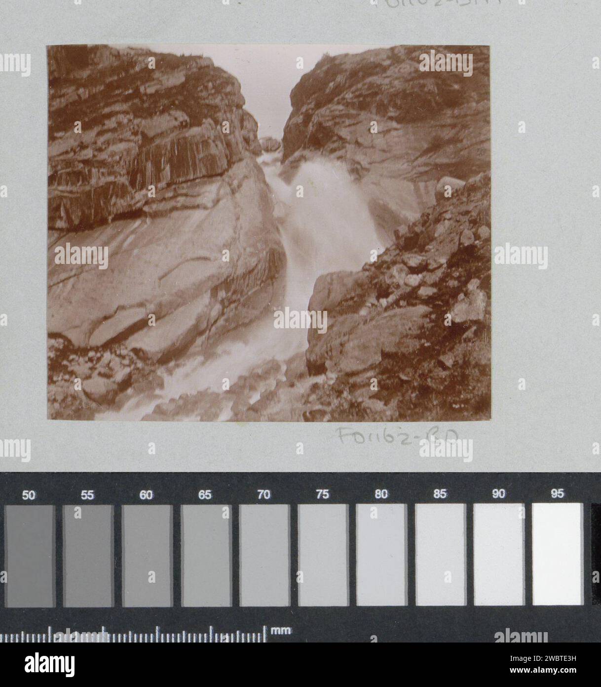 Wasserfall in den Alpen, ca. 1905 - ca. 1910 Fotografie Teil des ...