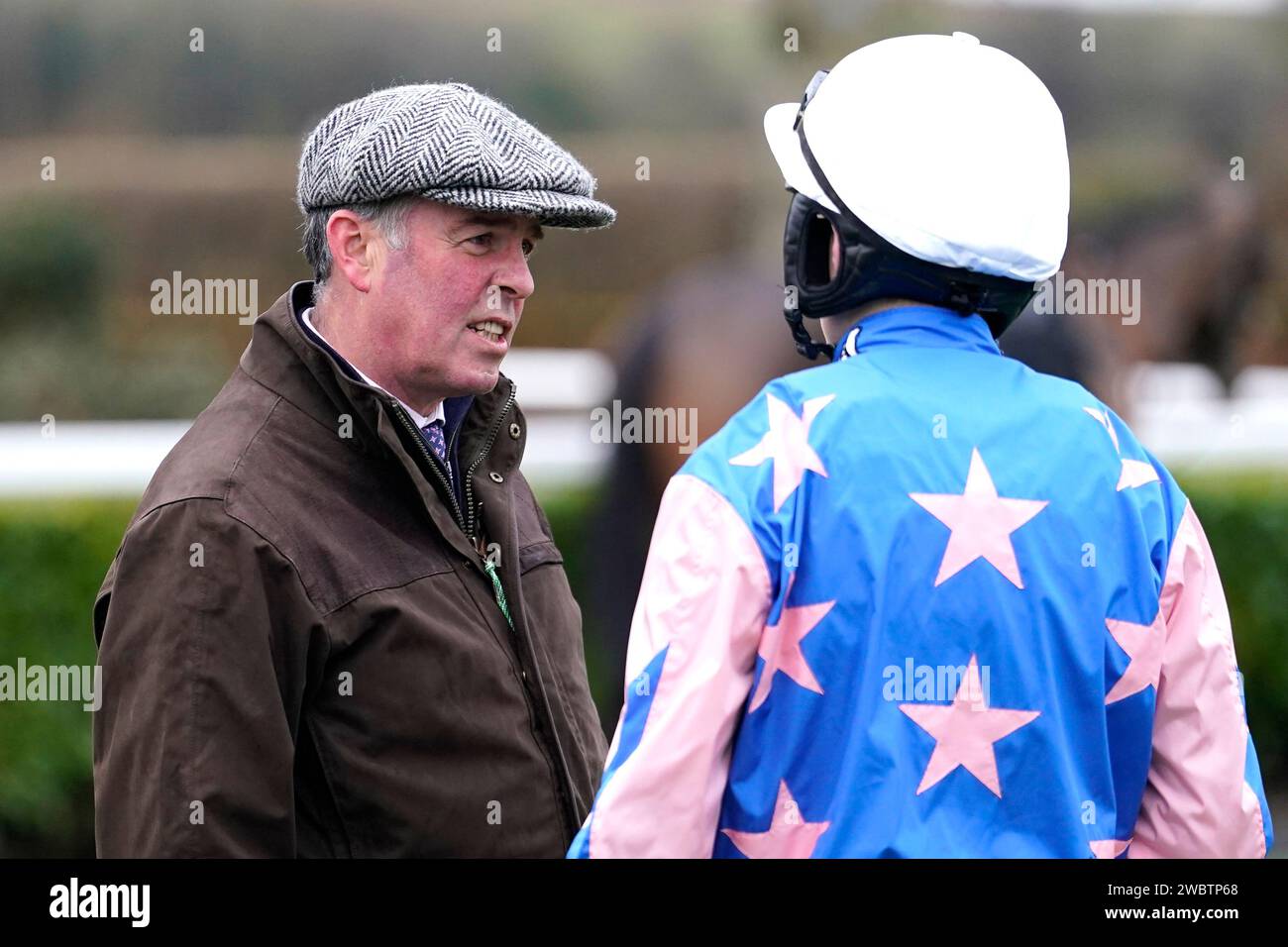 Trainer Tom George (links) spricht mit Jockey Ben Sutton vor der ...