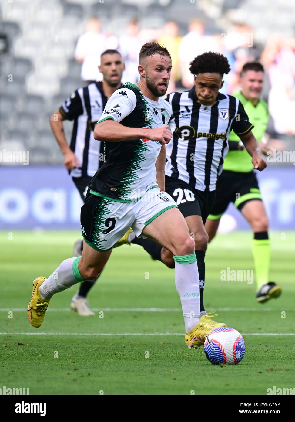 Kealey Adamson (L) von der Mannschaft Macarthur FC und Michael Klaude ...