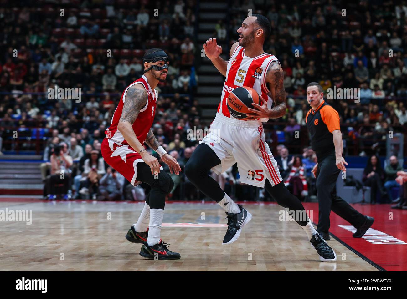 Adam Hanga #5 von Crvena Zvezda Meridianbet Belgrad (R) und Shabazz ...