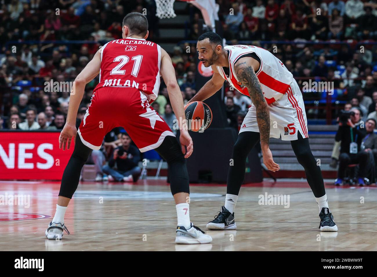 Adam Hanga #5 von Crvena Zvezda Meridianbet Belgrad (R) und Diego ...