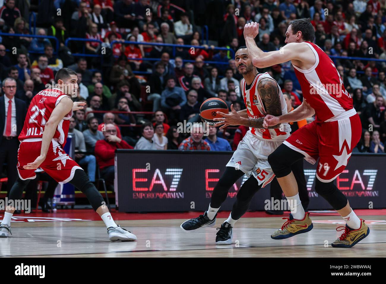 Adam Hanga #5 von Crvena Zvezda Meridianbet Belgrad (C) spielt gegen ...