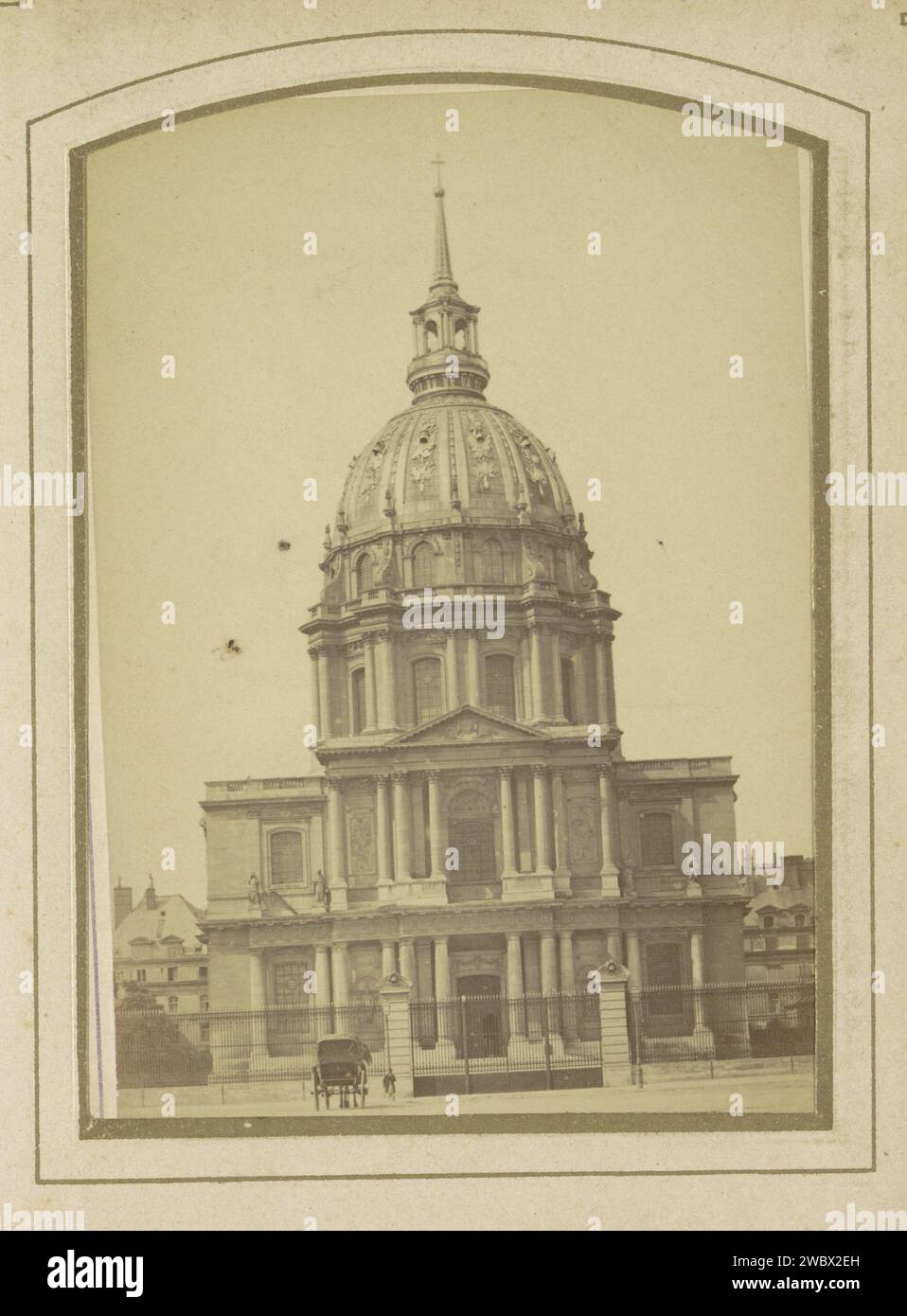 Außenansicht des Saint-Louis-des-Invalides mit dem Dôme des Invalides ...