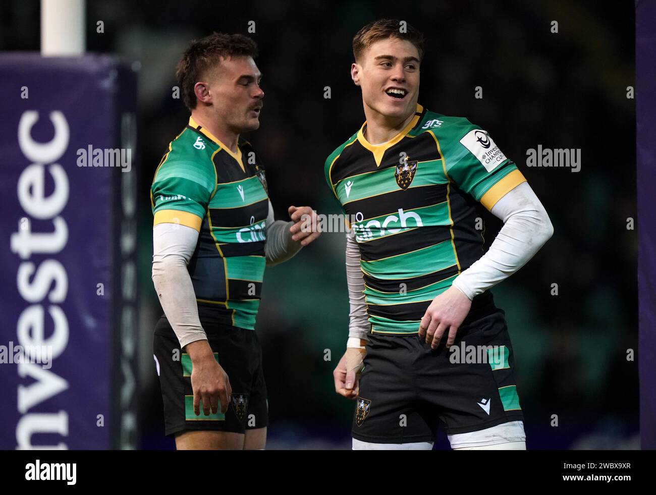 Tommy Freeman (rechts) der Northampton Saints feiert den ersten Versuch ...
