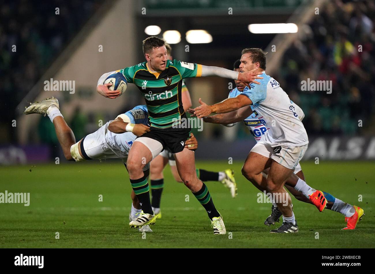 Fraser Dingwall (Mitte) der Northampton Saints kämpfte während des ...