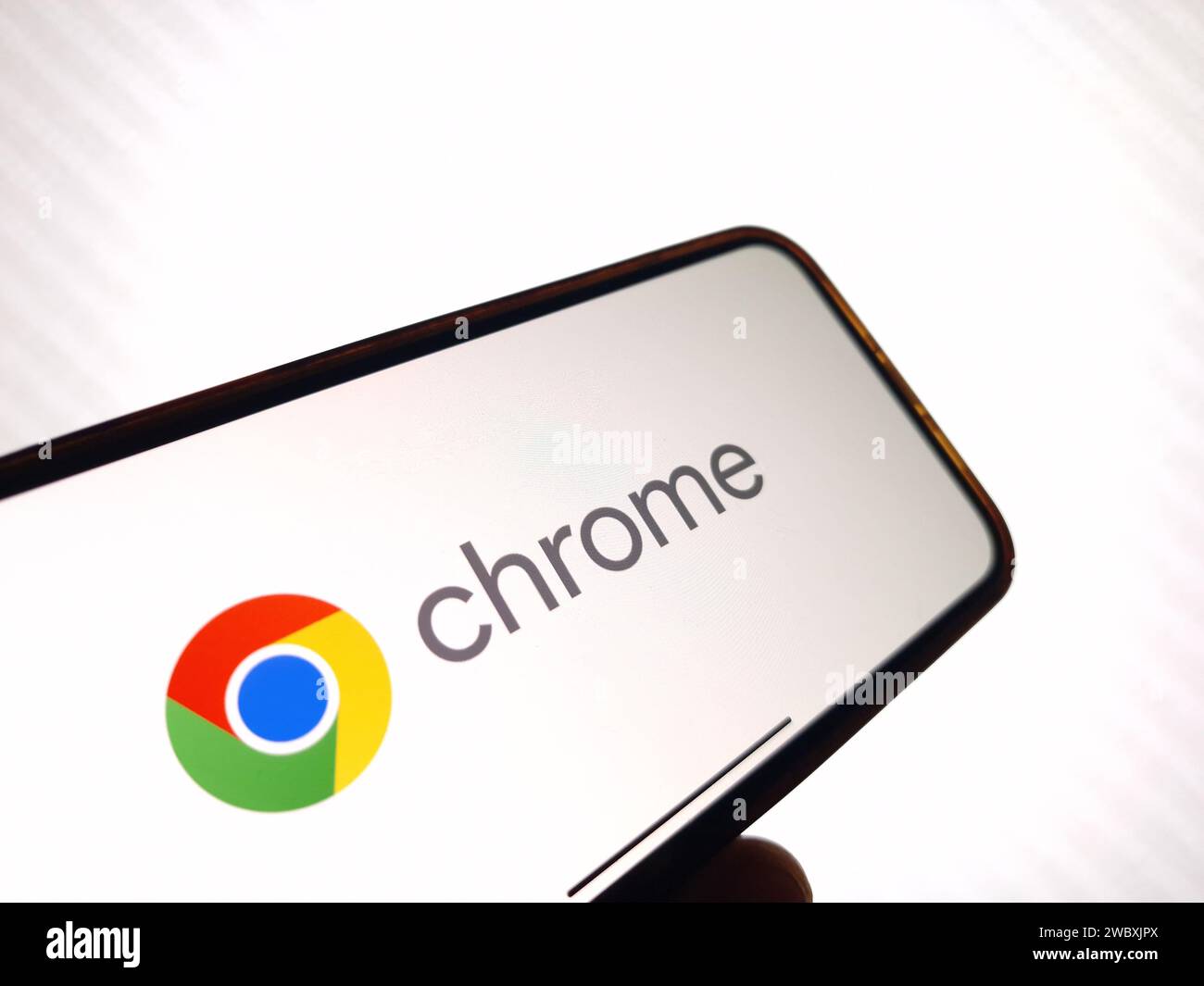 Konskie, Polen – 12. Januar 2024: Das Google Chrome-Logo wird auf dem Bildschirm des ...