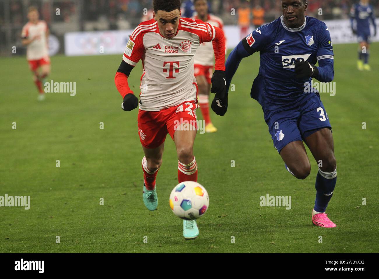 MÜNCHEN, Deutschland. , . #34 Stanley Nsoki gegen 42 Jamal MUSIALA beim ...