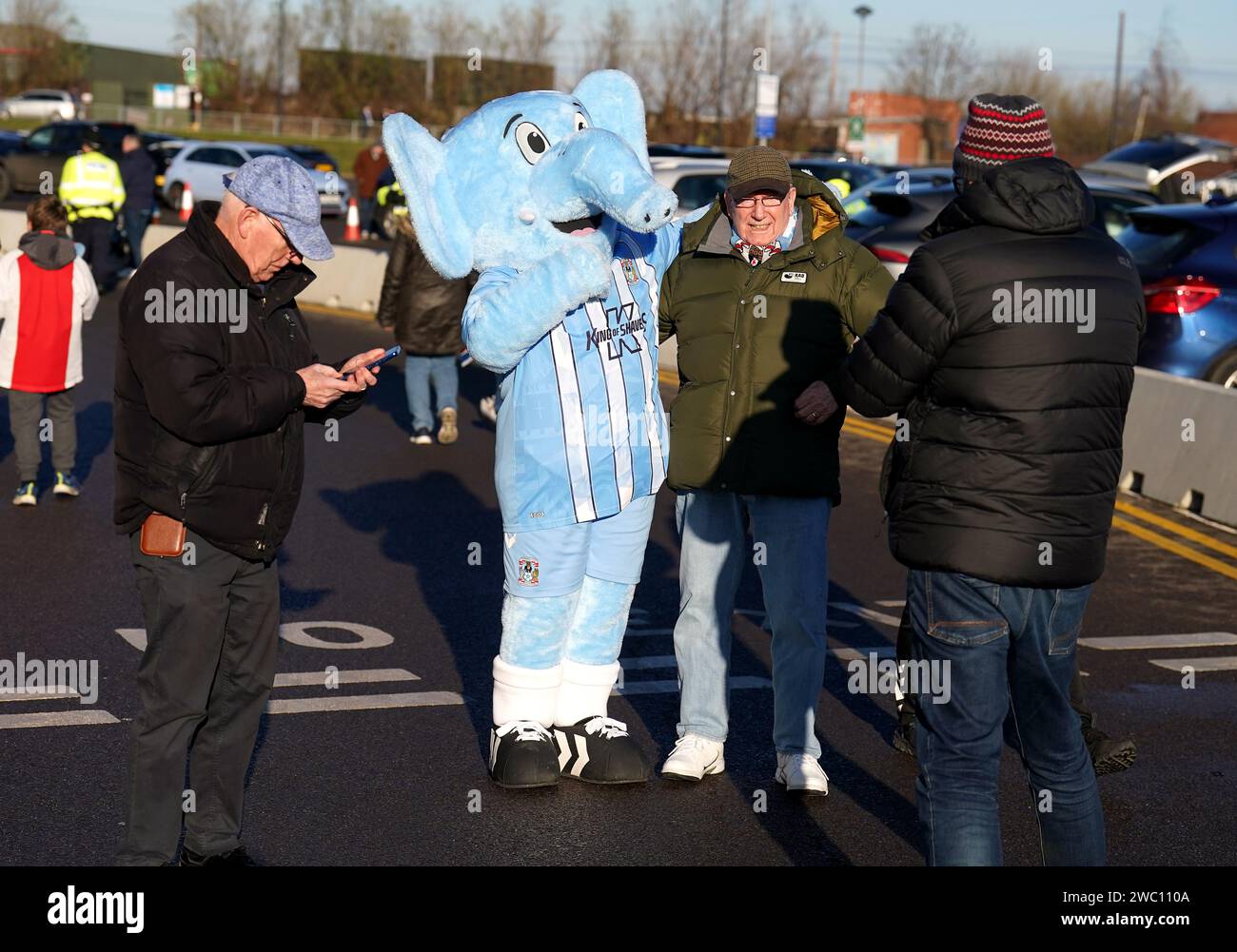 Coventry City Fans und Maskottchen Sky Blue Sam vor dem Sky Bet ...