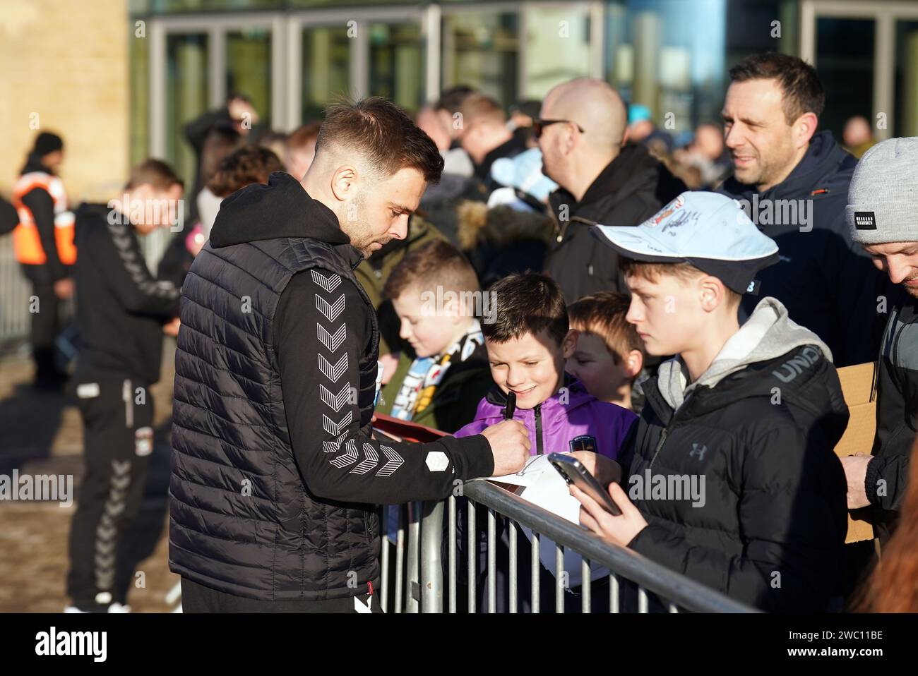 Matthew Godden aus Coventry City mit Fans vor dem Spiel der Sky Bet ...