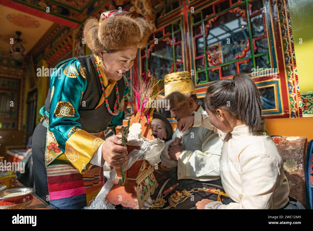 (240113) -- XIGAZE, 13. Januar 2024 (Xinhua) -- Pasang Butris Tochter ...