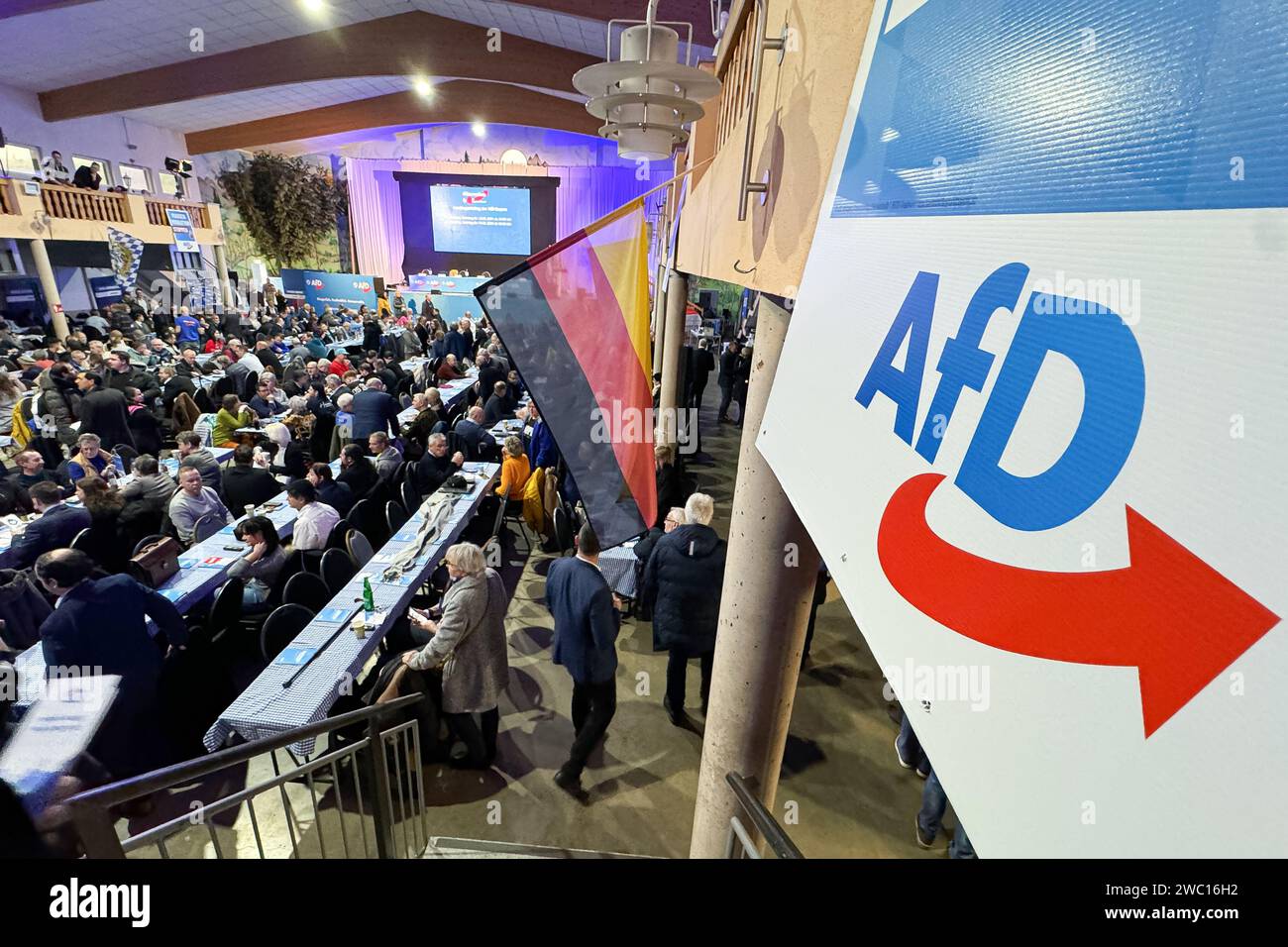 Greding, Deutschland. Januar 2024. Ein AfD-Logo hängt im Hippodrom, wo ...
