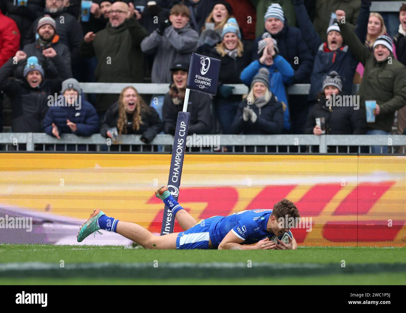 Zack Wimbush der Exeter Chiefs macht einen Versuch, der während des ...