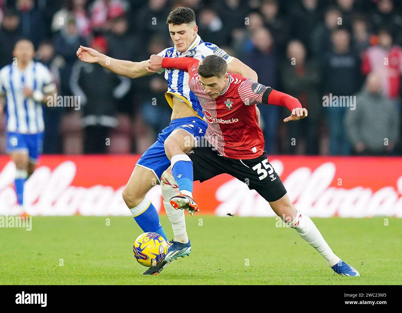 Jan Bednarek aus Southampton (rechts) wird von Bailey-Tye Cadamarteri ...