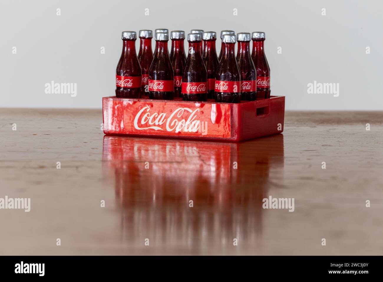 Kalte klassische coca cola flaschen -Fotos und -Bildmaterial in hoher ...