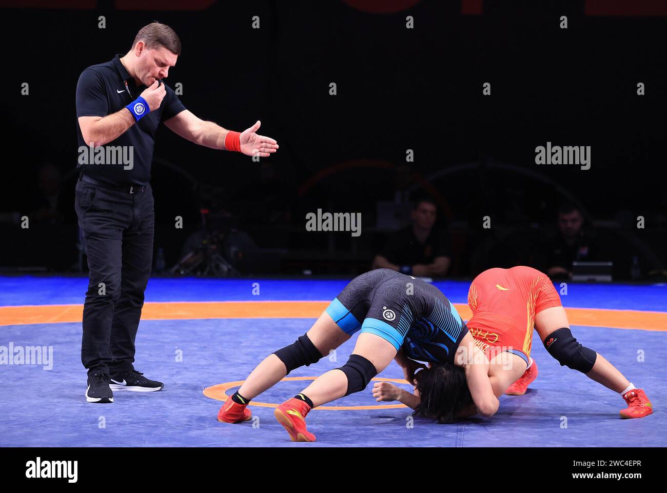(240114) -- ZAGREB, 14. Januar 2024 (Xinhua) -- Zhang Qi (R) aus China tritt während der UWW ...