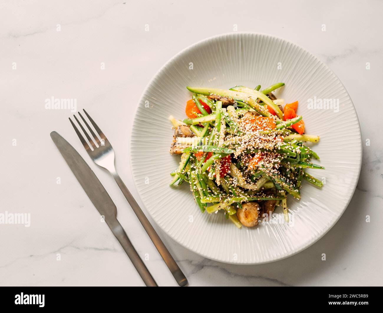 Köstlicher Schweinefleischsalat mit Gurke im asiatischen Stil mit ...