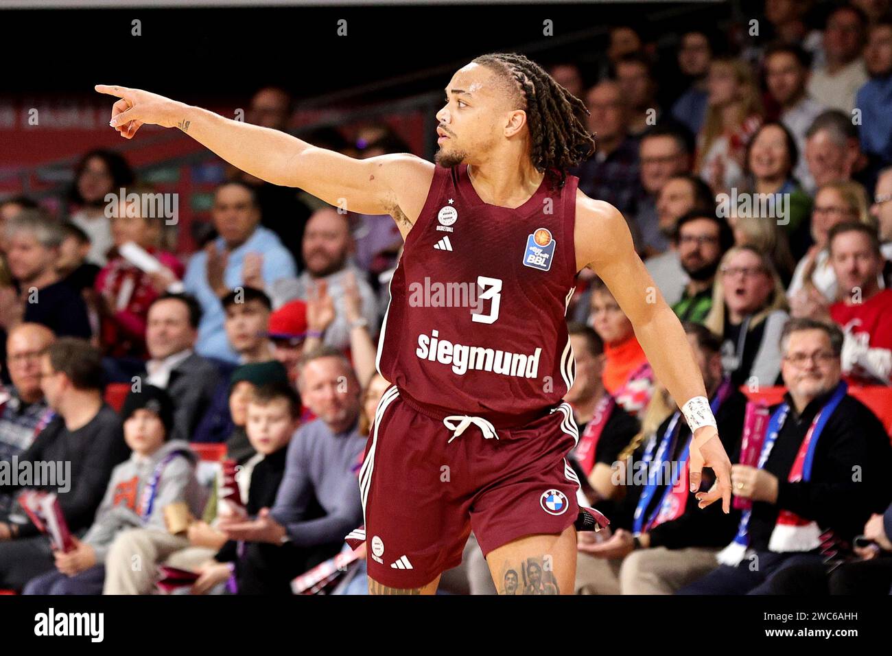 Carsen Edwards (Bayern Basketball, Nr. 3) jubelt. Deutschland, FC ...