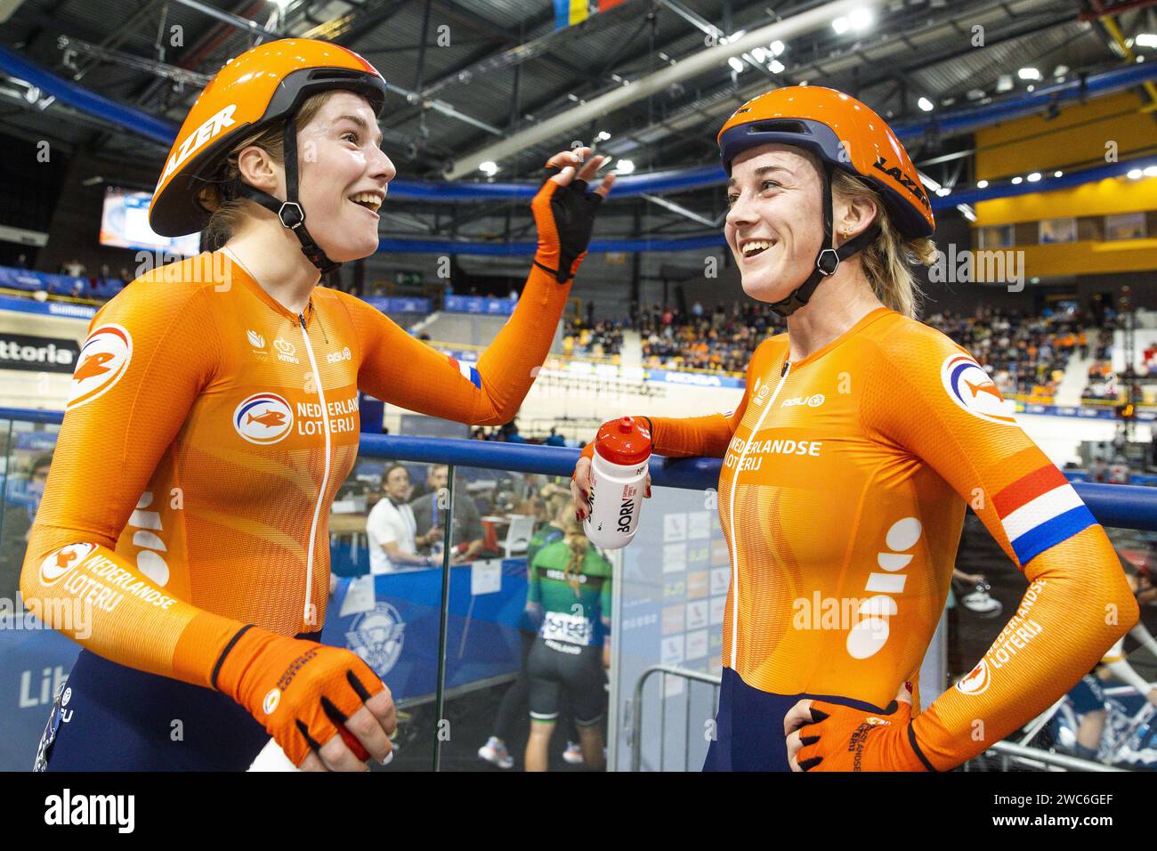 APELDOORN - Lisa van Belle, Marit Raaijmakers (lr) reagieren nach dem ...
