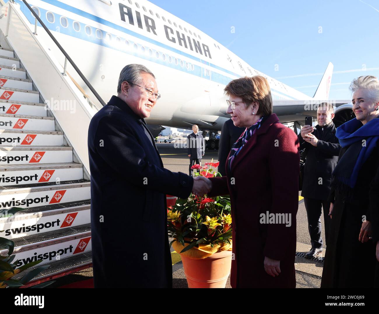 (240114) -- ZÜRICH, 14. Januar 2024 (Xinhua) -- der chinesische Premier ...