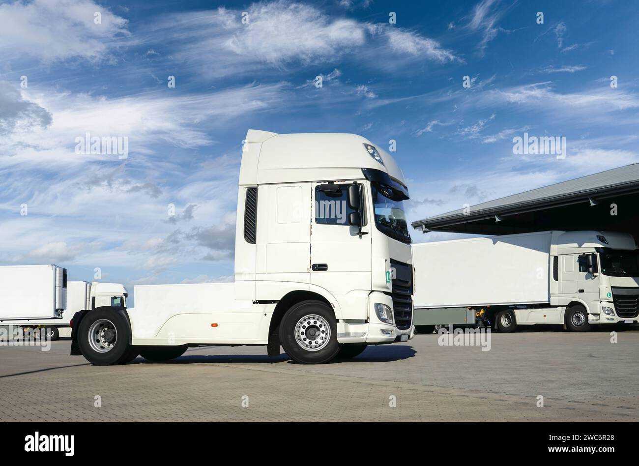 Transportgewerbe - Weiße Zugmaschine im Depot einer LKW-Spedition. Das Transportgewerbe und hier ...