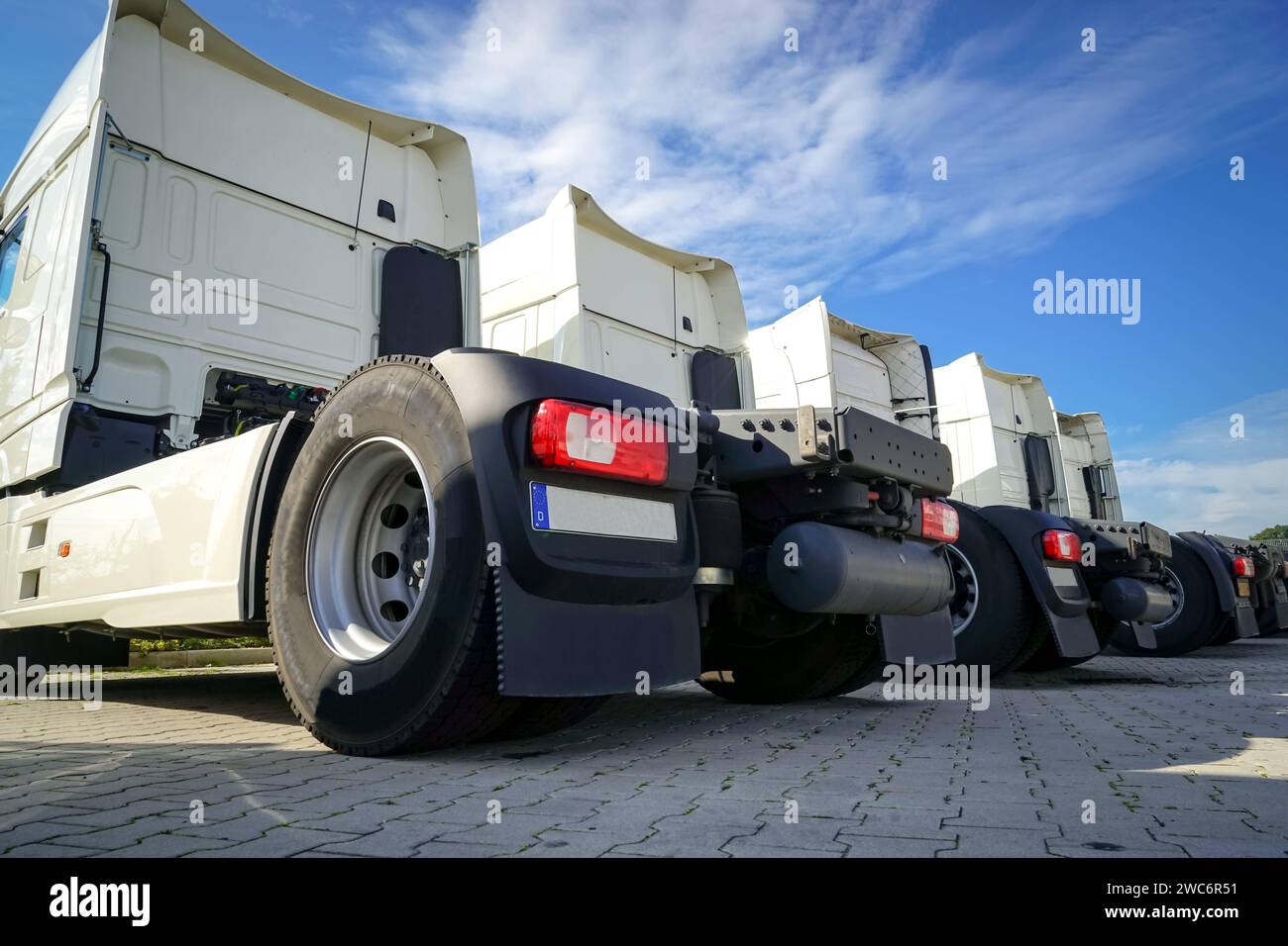 Weiße LKW s Zugmaschinen von hinten fotografiert das Transportgewerbe ...