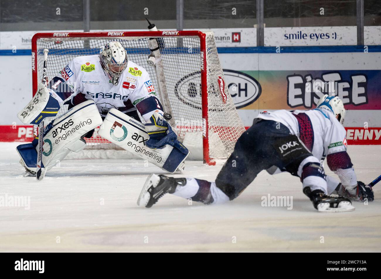 München, Deutschland. Januar 2024. Jonas Stettmer (Torwart, Eisbaeren Berlin, #1) bei der Abwehr ...