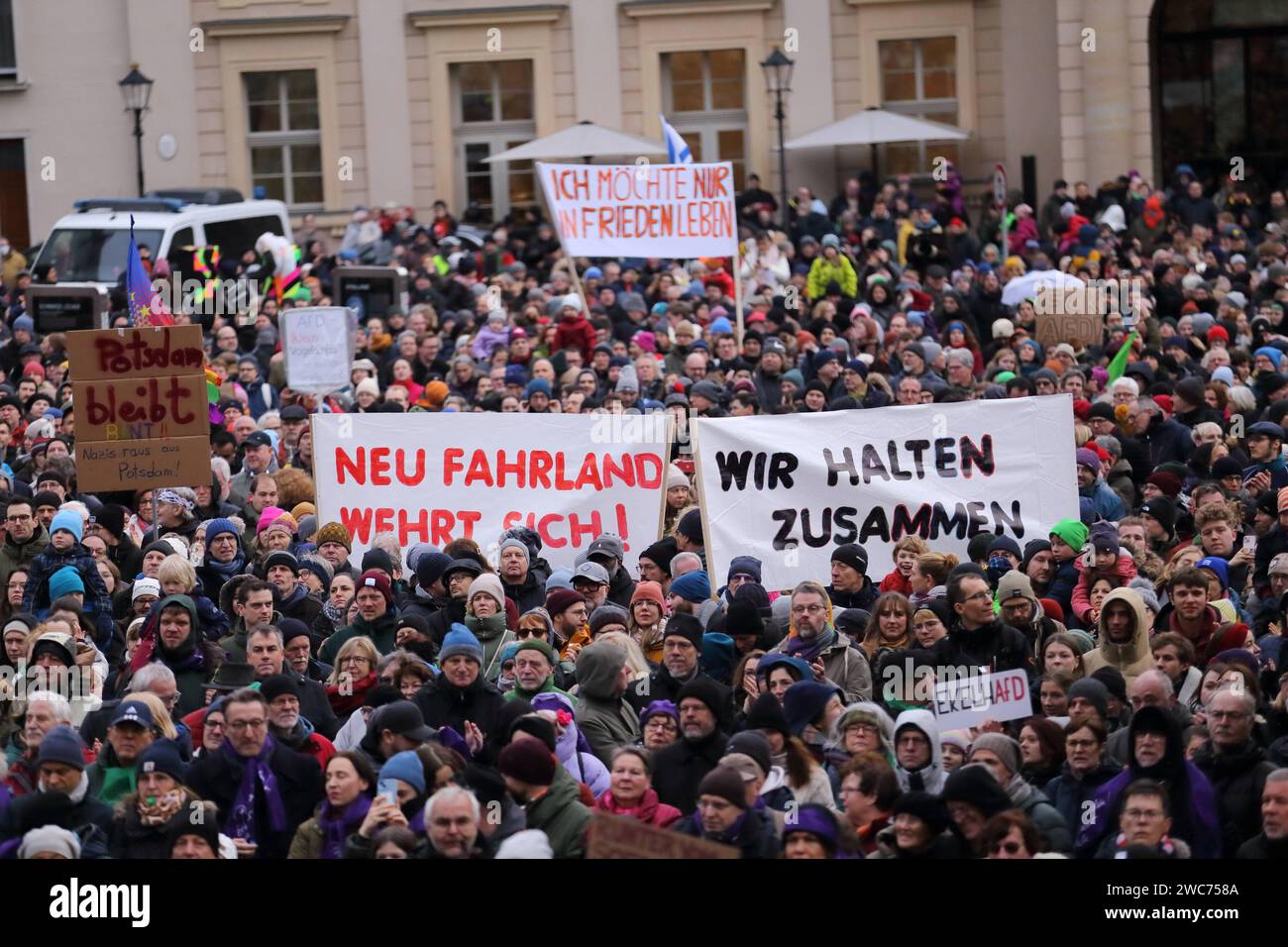 Menschen mit Plakaten Potsdam bleibt bunt Nazis raus aus Potsdam und ...