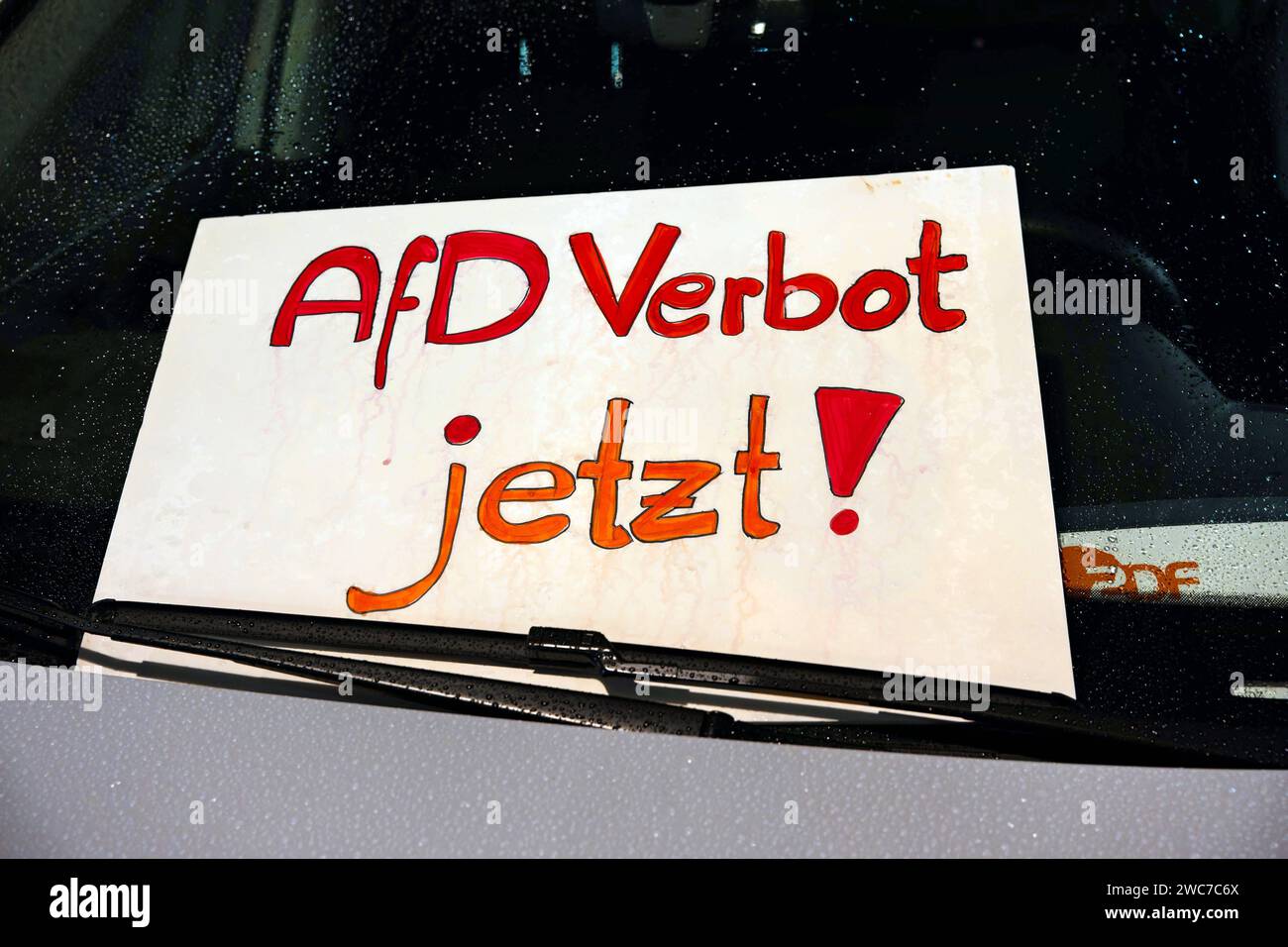 14.01.2024,Berlin,Schild:AfD-Verbot jetzt gesehen an einem Auto vom ZDF ...