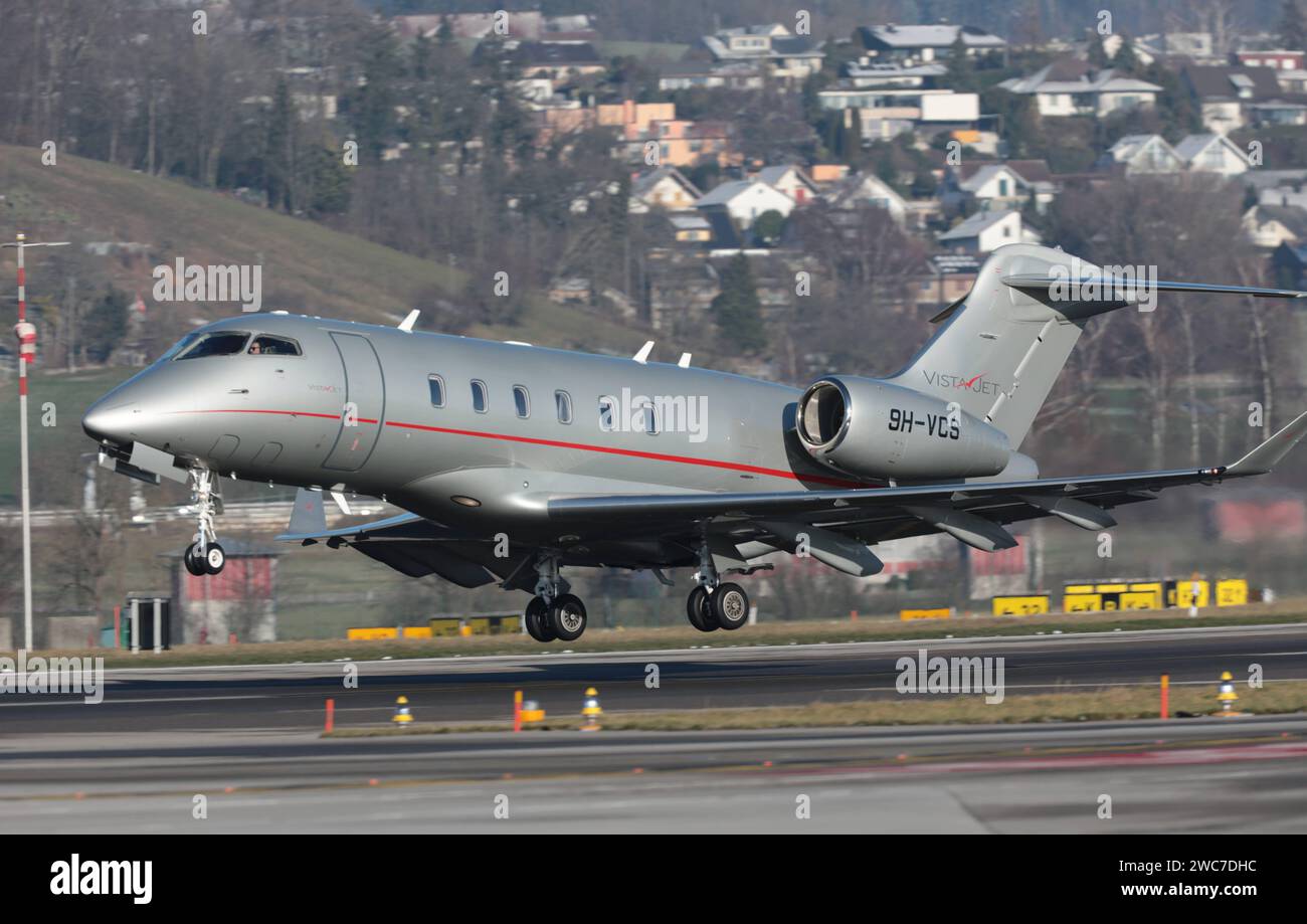 Ein Learjet vom Typ Bombardier Challenger 350 mit der Registrierung 9H ...