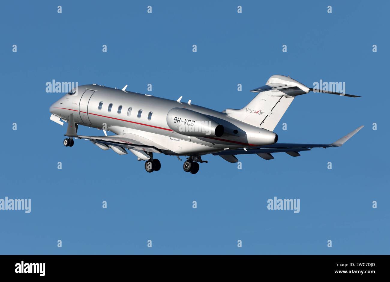 Ein Learjet vom Typ Bombardier Challenger 350 mit der Registrierung 9H ...