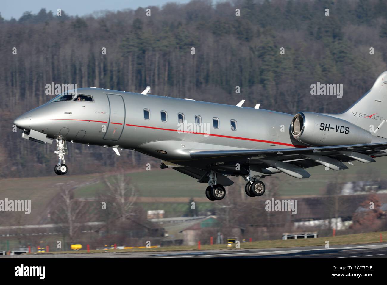 Ein Learjet vom Typ Bombardier Challenger 350 mit der Registrierung 9H ...