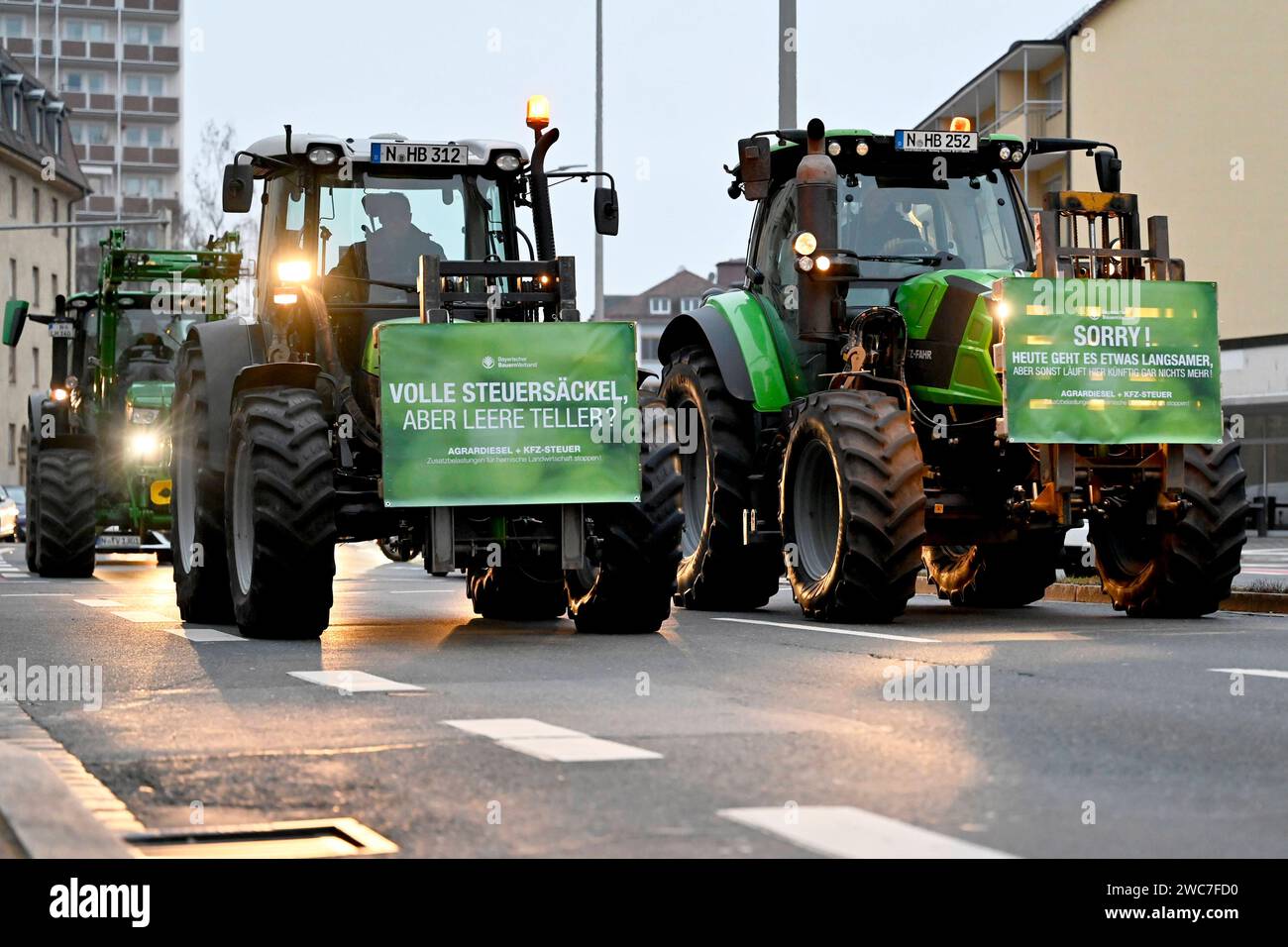Teilnehmer der Bauernproteste fahren in Nürnberg mit ihren Traktoren im ...