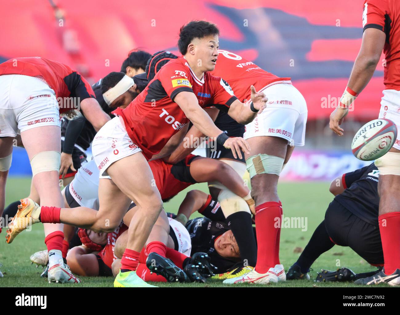 Tokio, Japan. Januar 2024. Toshiba tapferer Lupus Tokyo Scrum Halb Takahiro Ogawa übergibt den ...