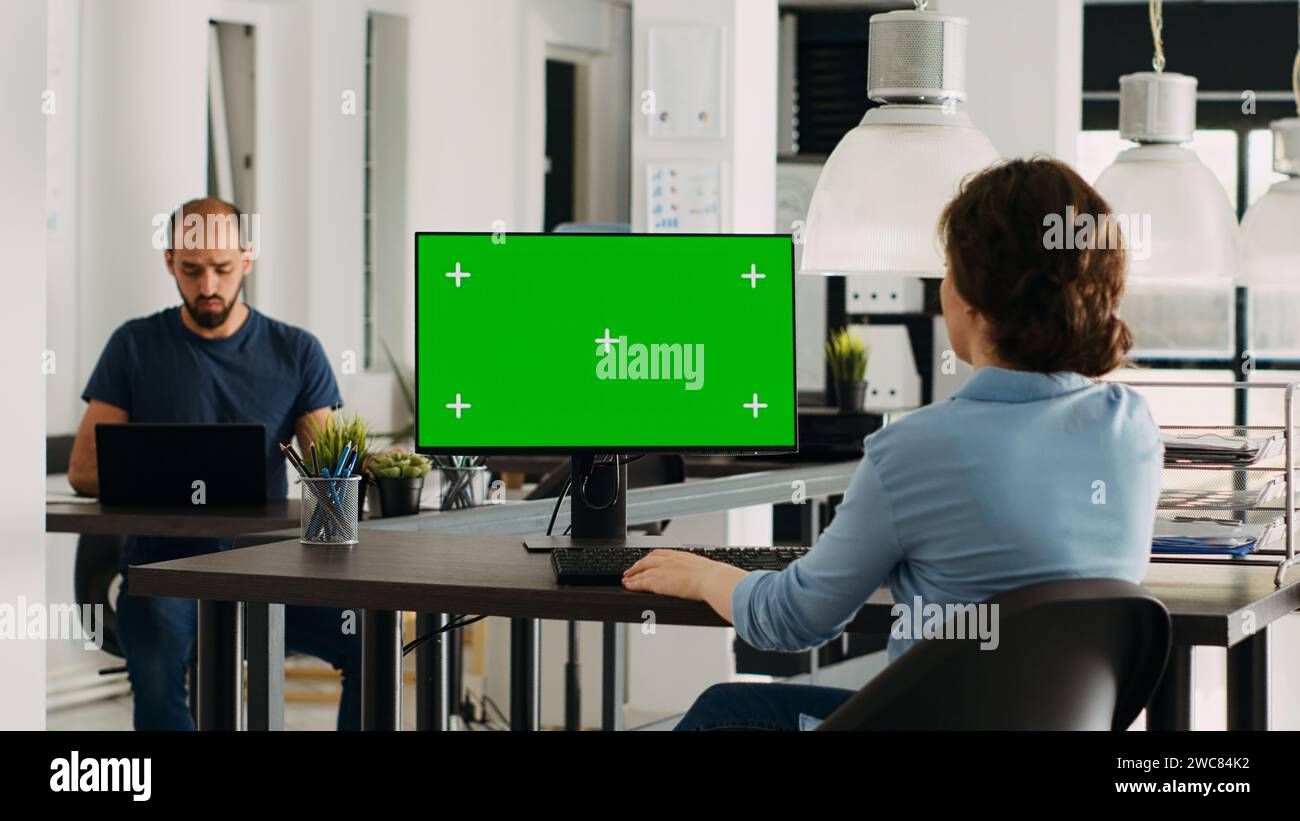 Mitarbeiter, die am Schreibtisch einen Computer verwenden, überwachen ...