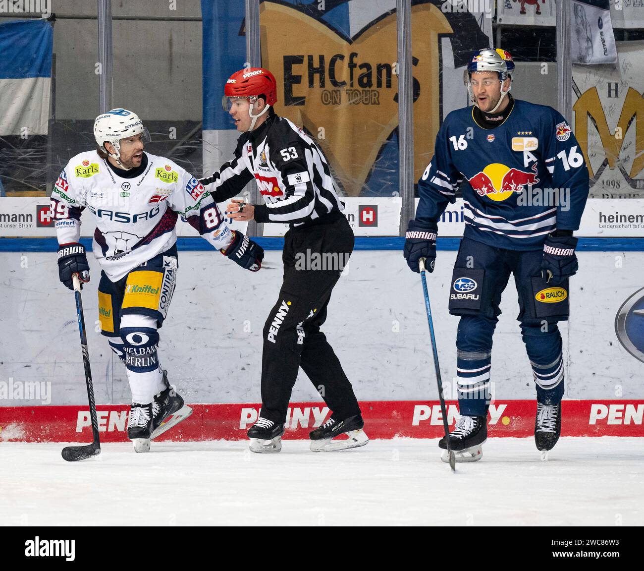 München, Deutschland. Januar 2024. Linienführer Joshua Roemer muss Zach ...