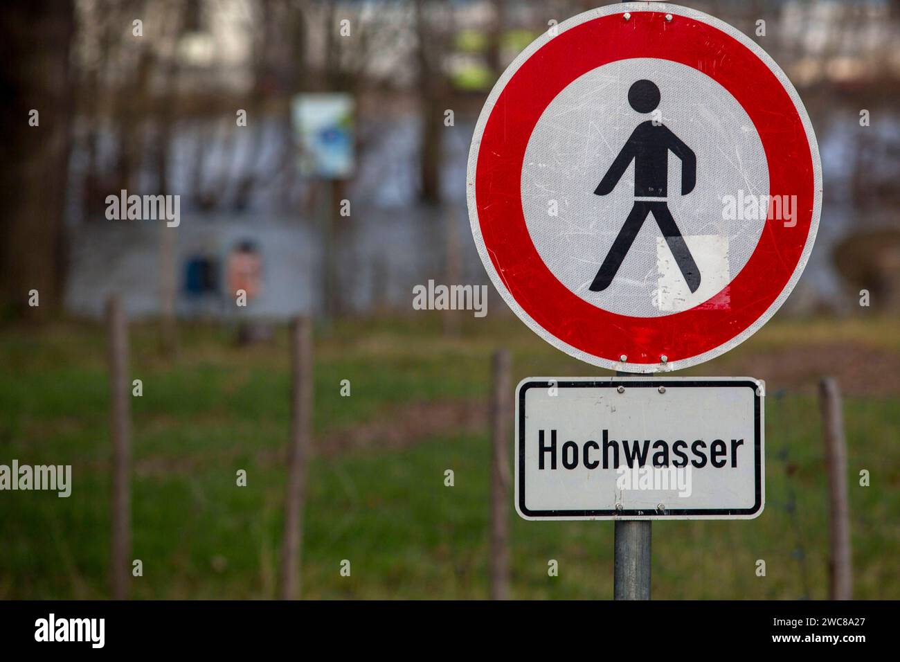 Die Uferwege am Rhein in der Nähe von Bornheim-Hersel NRW sind wegen ...