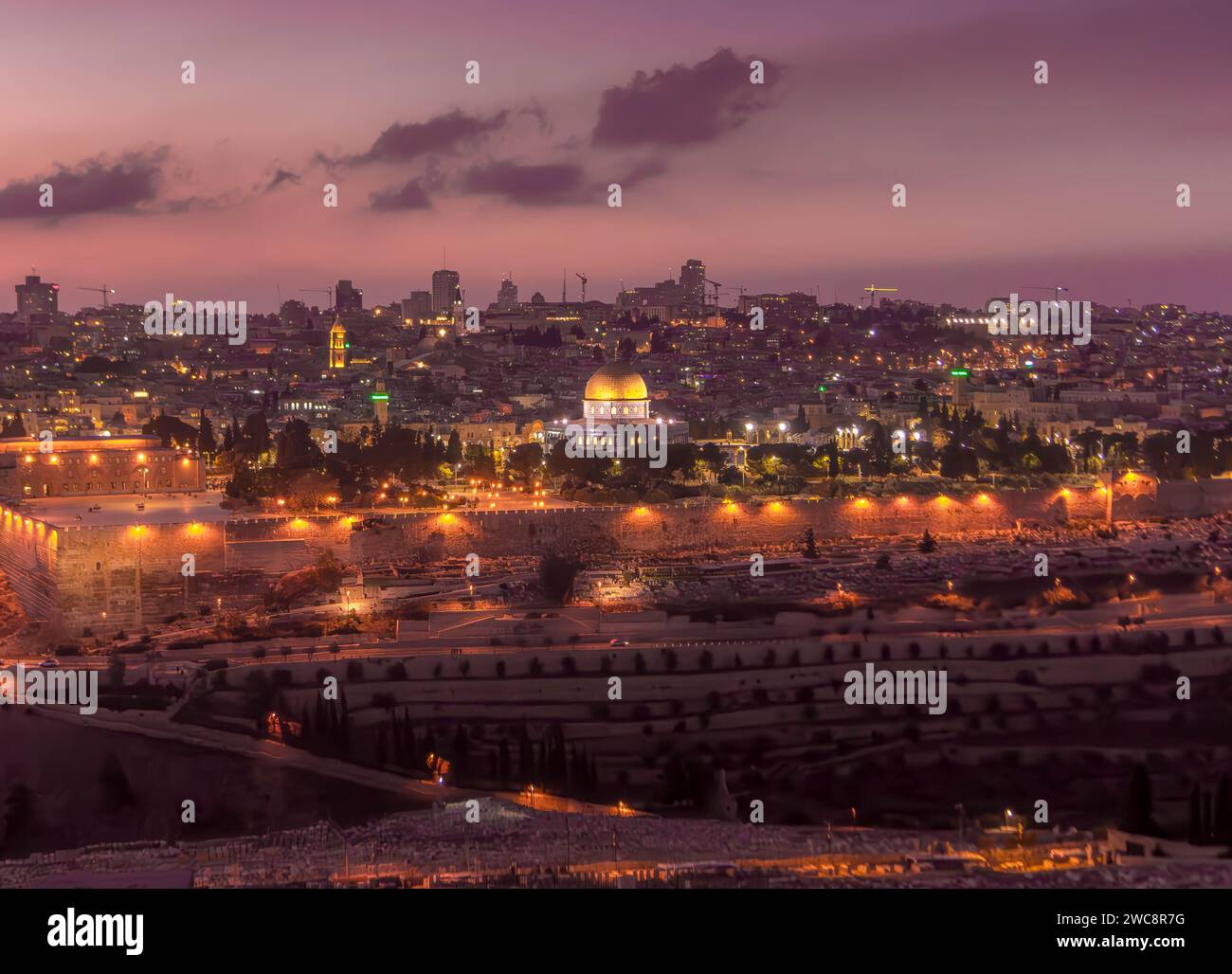 Das nächtliche Foto von Jerusalem, mit dem Dom des Felsens Tempel ...