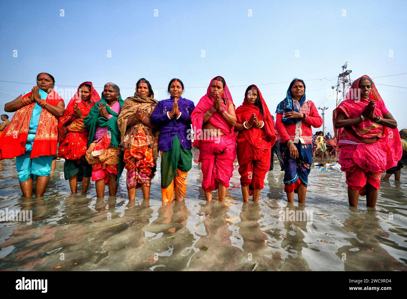 Sagar Island, Indien. Januar 2024. Hindufrauen, die während des Makar ...