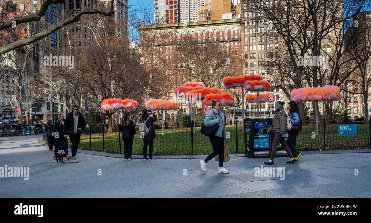 Besucher des Madison Square Park kommen an der noch unvollendeten ...