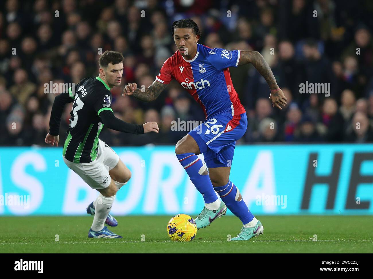Chris Richards von Crystal Palace spielt mit Pascal Gross aus Brighton ...