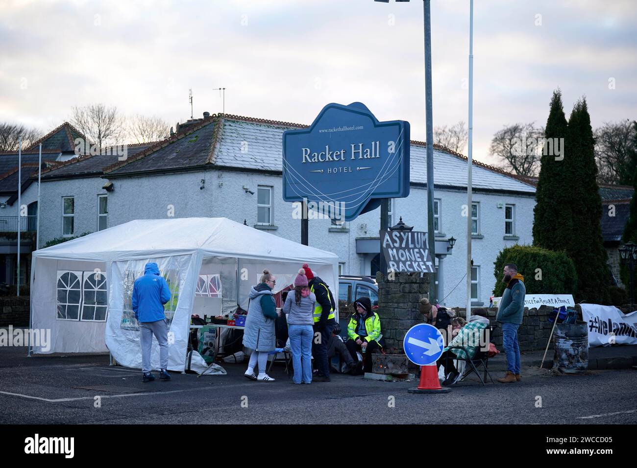 Demonstranten im Racket Hall Hotel in Roscrea, Co Tipperary ...