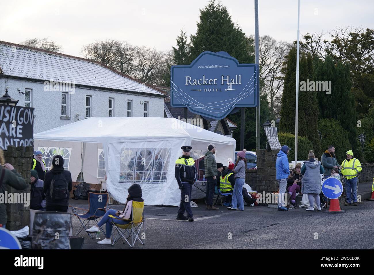 Demonstranten im Racket Hall Hotel in Roscrea, Co Tipperary ...